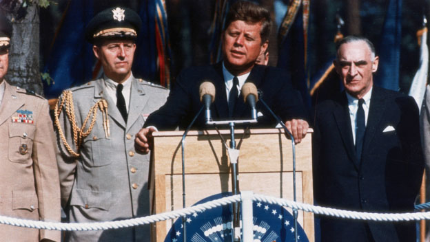 Berlin is divided - Aug 13, 1961 - HISTORY.com